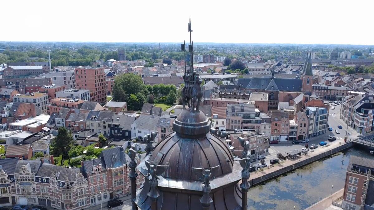 Ros Beiaard bovenop gerechtsgebouw van Dendermonde wordt gerestaureerd ...