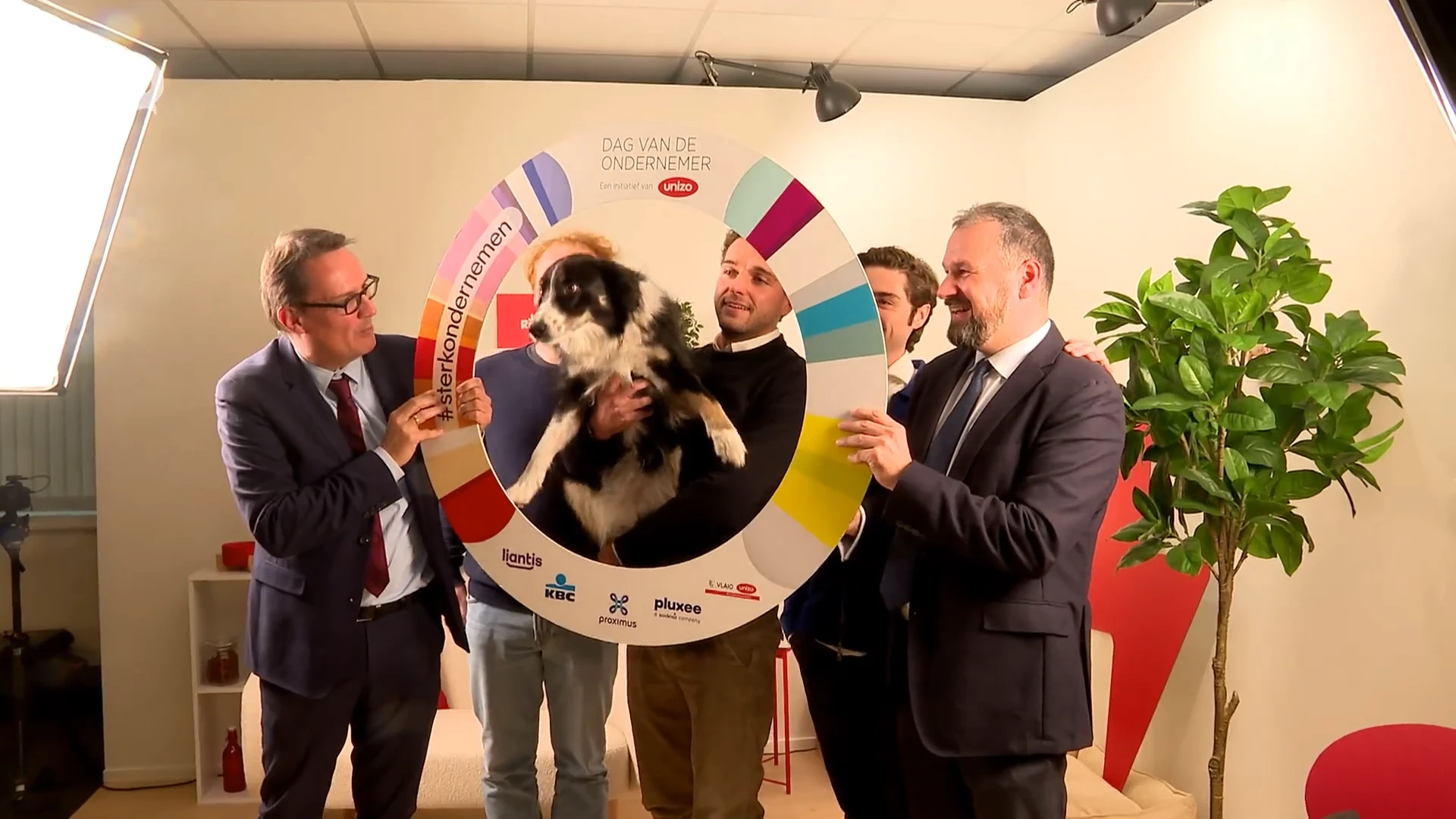 Rousseau stuurt zijn kat naar bedrijfsbezoek, maar bedrijfsleider is ... Rousseau stuurt zijn kat naar bedrijfsbezoek, maar bedrijfsleider is ...